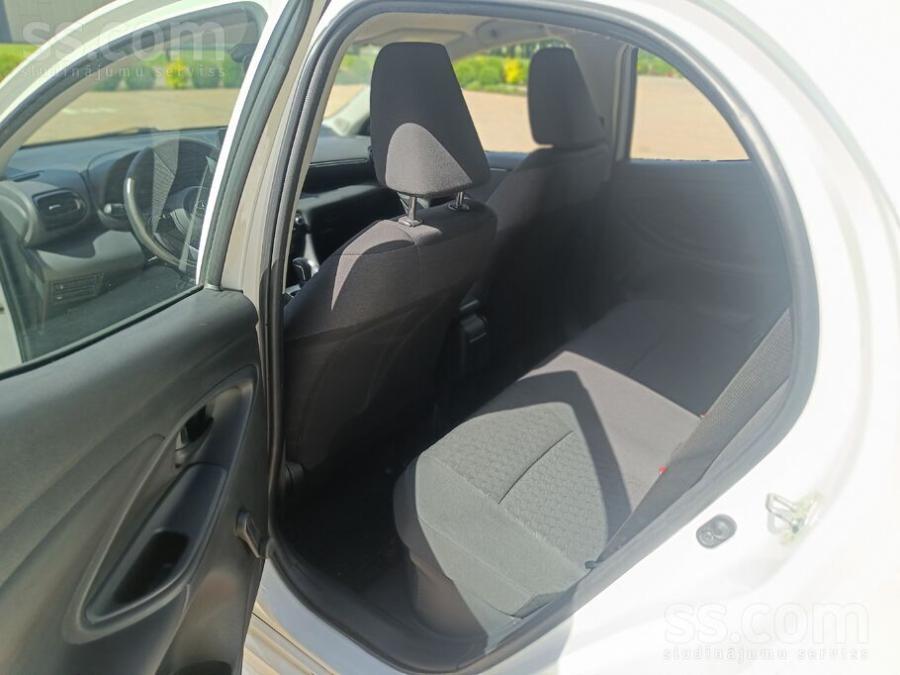 White Toyota Yaris 2023 in Riga, with an engine capacity of 1.50 L and mileage of 65 thousand km for 13800 €, photo 11 on AUTOMOTO.COM.LV