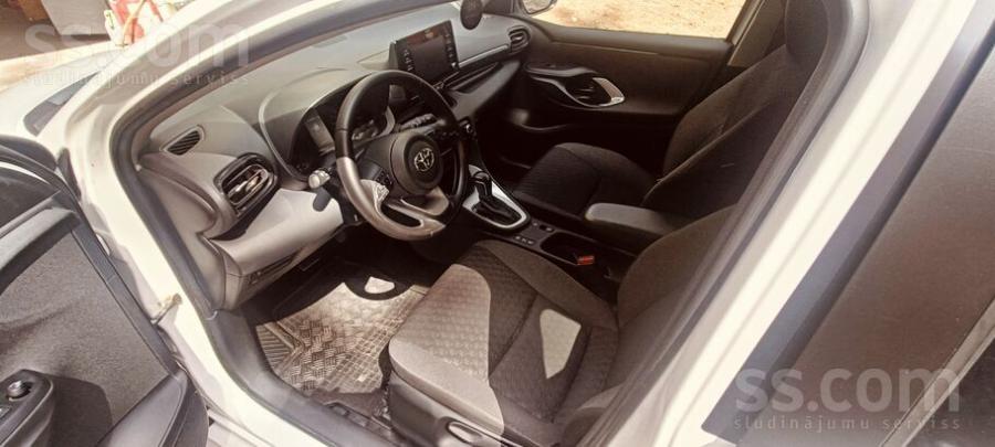 White Toyota Yaris 2023 in Riga, with an engine capacity of 1.50 L and mileage of 65 thousand km for 13800 €, photo 12 on AUTOMOTO.COM.LV