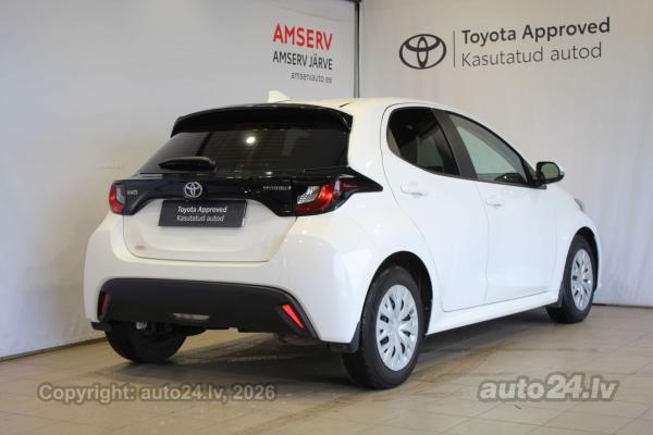 Balts Toyota Yaris 2023 Tallina, ar dzinēja tilpumu 1.50 L un nobraukumu 130 tūkst. km par 14990 €, foto 2 vietnē AUTOMOTO.COM.LV