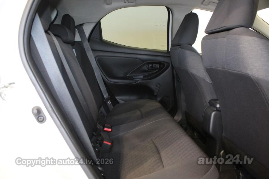 Balts Toyota Yaris 2023 Tallina, ar dzinēja tilpumu 1.50 L un nobraukumu 130 tūkst. km par 14990 €, foto 8 vietnē AUTOMOTO.COM.LV