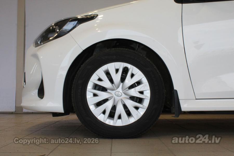 Balts Toyota Yaris 2023 Tallina, ar dzinēja tilpumu 1.50 L un nobraukumu 130 tūkst. km par 14990 €, foto 16 vietnē AUTOMOTO.COM.LV
