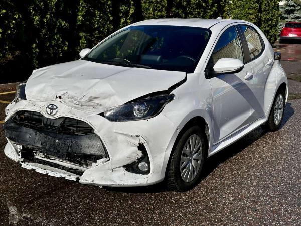 White Toyota Yaris 2023 in Kaunas, with an engine capacity of 1.49 L and mileage of 17 thousand km for 5000 €, photo 1 on AUTOMOTO.COM.LV