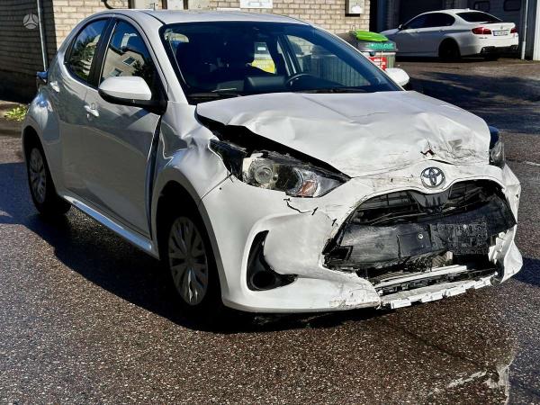 White Toyota Yaris 2023 in Kaunas, with an engine capacity of 1.49 L and mileage of 17 thousand km for 5000 €, photo 2 on AUTOMOTO.COM.LV