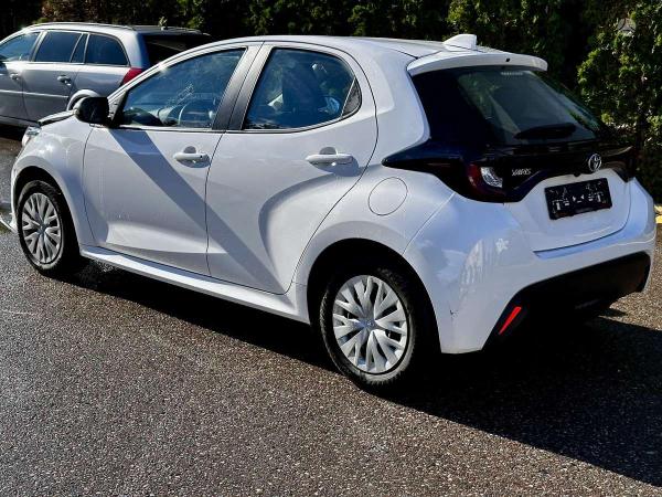 White Toyota Yaris 2023 in Kaunas, with an engine capacity of 1.49 L and mileage of 17 thousand km for 5000 €, photo 3 on AUTOMOTO.COM.LV