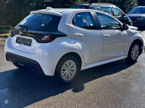 White Toyota Yaris 2023 in Kaunas, with an engine capacity of 1.49 L and mileage of 17 thousand km for 5000 €, photo 4 on AUTOMOTO.COM.LV