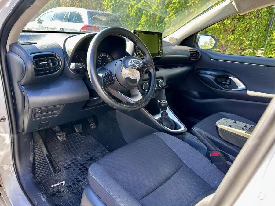 Balts Toyota Yaris 2023 Kauņa, ar dzinēja tilpumu 1.49 L un nobraukumu 17 tūkst. km par 5000 €, foto 12 vietnē AUTOMOTO.COM.LV