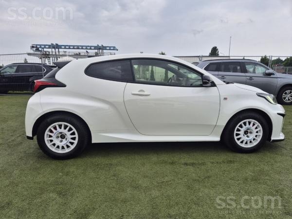 White Toyota Yaris 2023 in Liepaja, with an engine capacity of 1.60 L and mileage of 35 thousand km for 31000 €, photo 4 on AUTOMOTO.COM.LV