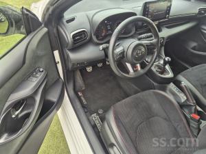 Balts Toyota Yaris 2023 Liepāja, ar dzinēja tilpumu 1.60 L un nobraukumu 35 tūkst. km par 31000 €, foto 12 vietnē AUTOMOTO.COM.LV