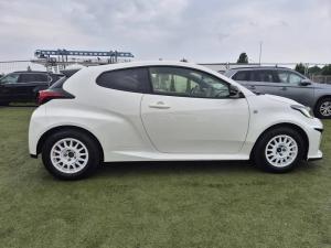 Balts Toyota Yaris 2023 Liepāja, ar dzinēja tilpumu 1.60 L un nobraukumu 35 tūkst. km par 31000 €, foto 5 vietnē AUTOMOTO.COM.LV