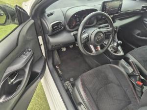 Balts Toyota Yaris 2023 Liepāja, ar dzinēja tilpumu 1.60 L un nobraukumu 35 tūkst. km par 31000 €, foto 12 vietnē AUTOMOTO.COM.LV
