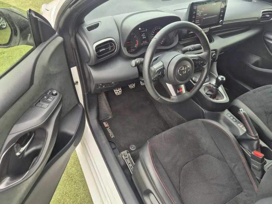 Balts Toyota Yaris 2023 Liepāja, ar dzinēja tilpumu 1.60 L un nobraukumu 35 tūkst. km par 31000 €, foto 12 vietnē AUTOMOTO.COM.LV