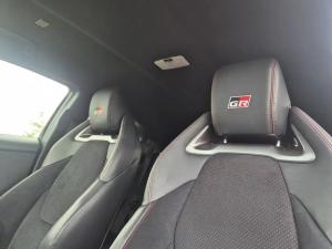 Balts Toyota Yaris 2023 Liepāja, ar dzinēja tilpumu 1.60 L un nobraukumu 35 tūkst. km par 31000 €, foto 13 vietnē AUTOMOTO.COM.LV