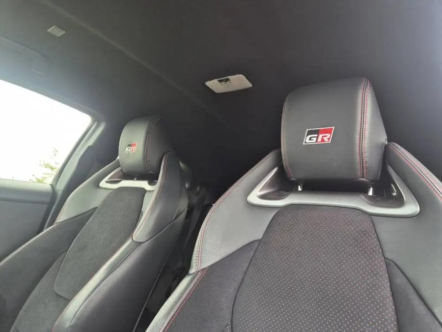 Balts Toyota Yaris 2023 Liepāja, ar dzinēja tilpumu 1.60 L un nobraukumu 35 tūkst. km par 31000 €, foto 13 vietnē AUTOMOTO.COM.LV