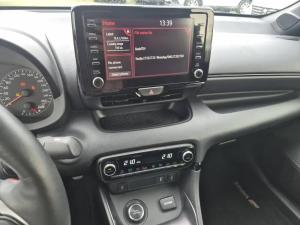 Balts Toyota Yaris 2023 Liepāja, ar dzinēja tilpumu 1.60 L un nobraukumu 35 tūkst. km par 31000 €, foto 16 vietnē AUTOMOTO.COM.LV
