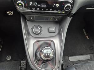 Balts Toyota Yaris 2023 Liepāja, ar dzinēja tilpumu 1.60 L un nobraukumu 35 tūkst. km par 31000 €, foto 17 vietnē AUTOMOTO.COM.LV