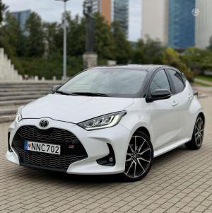 White Toyota Yaris 2023 in Vilnius, with an engine capacity of 1.49 L and mileage of 24 thousand km for 20900 €, photo 1 on AUTOMOTO.COM.LV