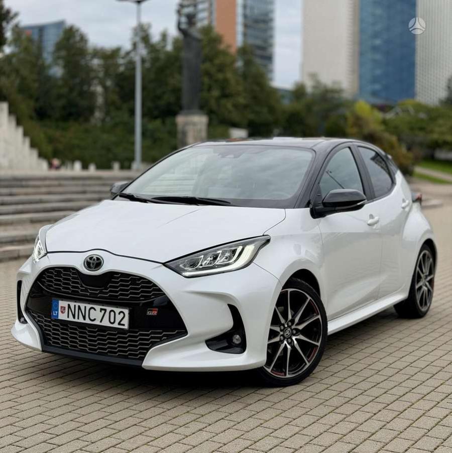 White Toyota Yaris 2023 in Vilnius, with an engine capacity of 1.49 L and mileage of 24 thousand km for 20900 €, photo 1 on AUTOMOTO.COM.LV