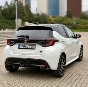 White Toyota Yaris 2023 in Vilnius, with an engine capacity of 1.49 L and mileage of 24 thousand km for 20900 €, photo 3 on AUTOMOTO.COM.LV