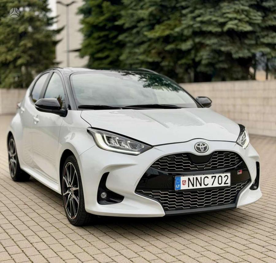 White Toyota Yaris 2023 in Vilnius, with an engine capacity of 1.49 L and mileage of 24 thousand km for 20900 €, photo 4 on AUTOMOTO.COM.LV