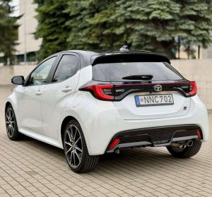 White Toyota Yaris 2023 in Vilnius, with an engine capacity of 1.49 L and mileage of 24 thousand km for 20900 €, photo 5 on AUTOMOTO.COM.LV