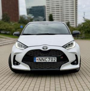 White Toyota Yaris 2023 in Vilnius, with an engine capacity of 1.49 L and mileage of 24 thousand km for 20900 €, photo 6 on AUTOMOTO.COM.LV