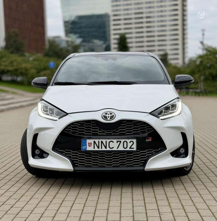 White Toyota Yaris 2023 in Vilnius, with an engine capacity of 1.49 L and mileage of 24 thousand km for 20900 €, photo 6 on AUTOMOTO.COM.LV