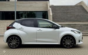 White Toyota Yaris 2023 in Vilnius, with an engine capacity of 1.49 L and mileage of 24 thousand km for 20900 €, photo 7 on AUTOMOTO.COM.LV