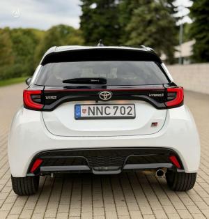 White Toyota Yaris 2023 in Vilnius, with an engine capacity of 1.49 L and mileage of 24 thousand km for 20900 €, photo 8 on AUTOMOTO.COM.LV