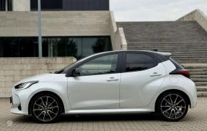 White Toyota Yaris 2023 in Vilnius, with an engine capacity of 1.49 L and mileage of 24 thousand km for 20900 €, photo 9 on AUTOMOTO.COM.LV