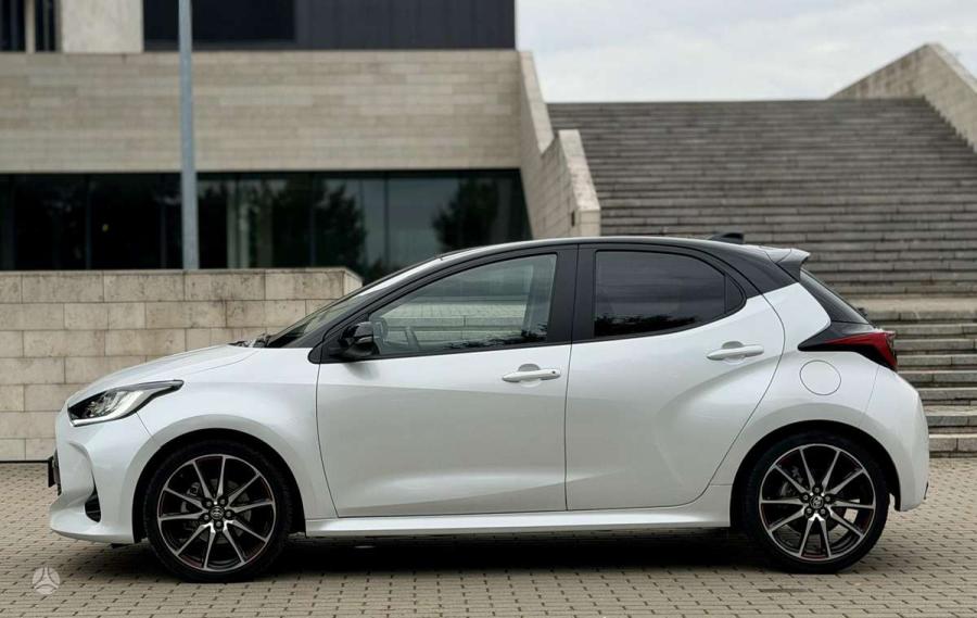 White Toyota Yaris 2023 in Vilnius, with an engine capacity of 1.49 L and mileage of 24 thousand km for 20900 €, photo 9 on AUTOMOTO.COM.LV
