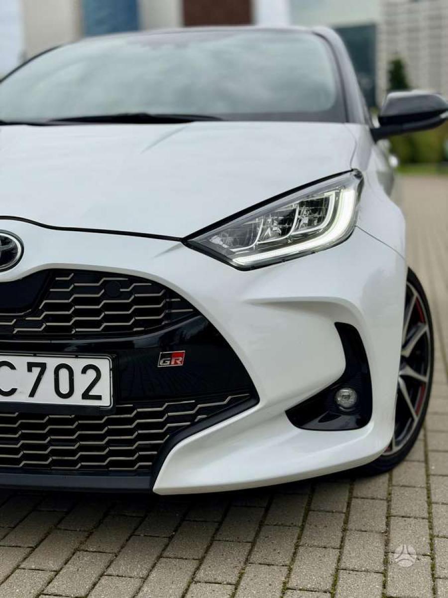 White Toyota Yaris 2023 in Vilnius, with an engine capacity of 1.49 L and mileage of 24 thousand km for 20900 €, photo 13 on AUTOMOTO.COM.LV