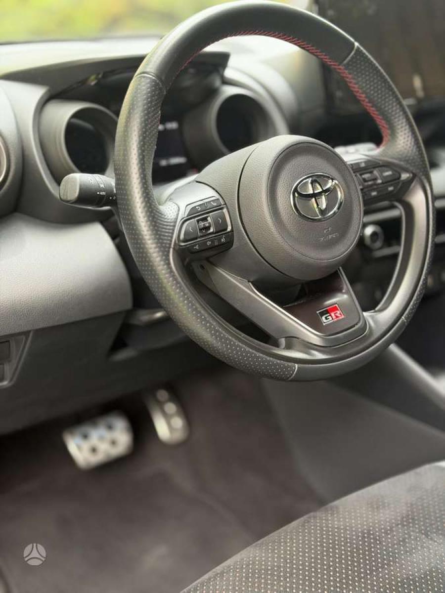 White Toyota Yaris 2023 in Vilnius, with an engine capacity of 1.49 L and mileage of 24 thousand km for 20900 €, photo 15 on AUTOMOTO.COM.LV