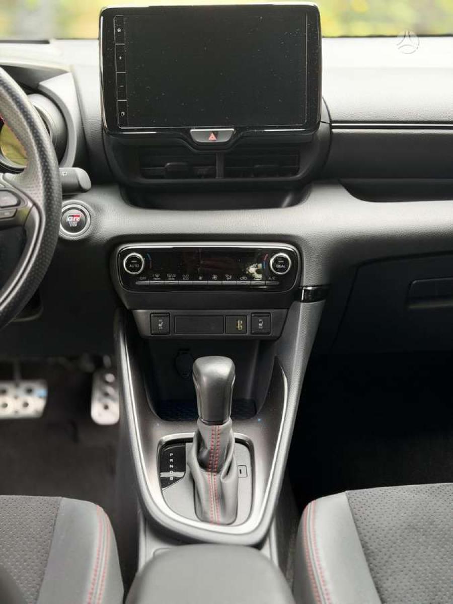 White Toyota Yaris 2023 in Vilnius, with an engine capacity of 1.49 L and mileage of 24 thousand km for 20900 €, photo 17 on AUTOMOTO.COM.LV