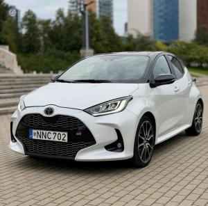 White Toyota Yaris 2023 in Vilnius, with an engine capacity of 1.49 L and mileage of 24 thousand km for 20900 €, photo 32 on AUTOMOTO.COM.LV