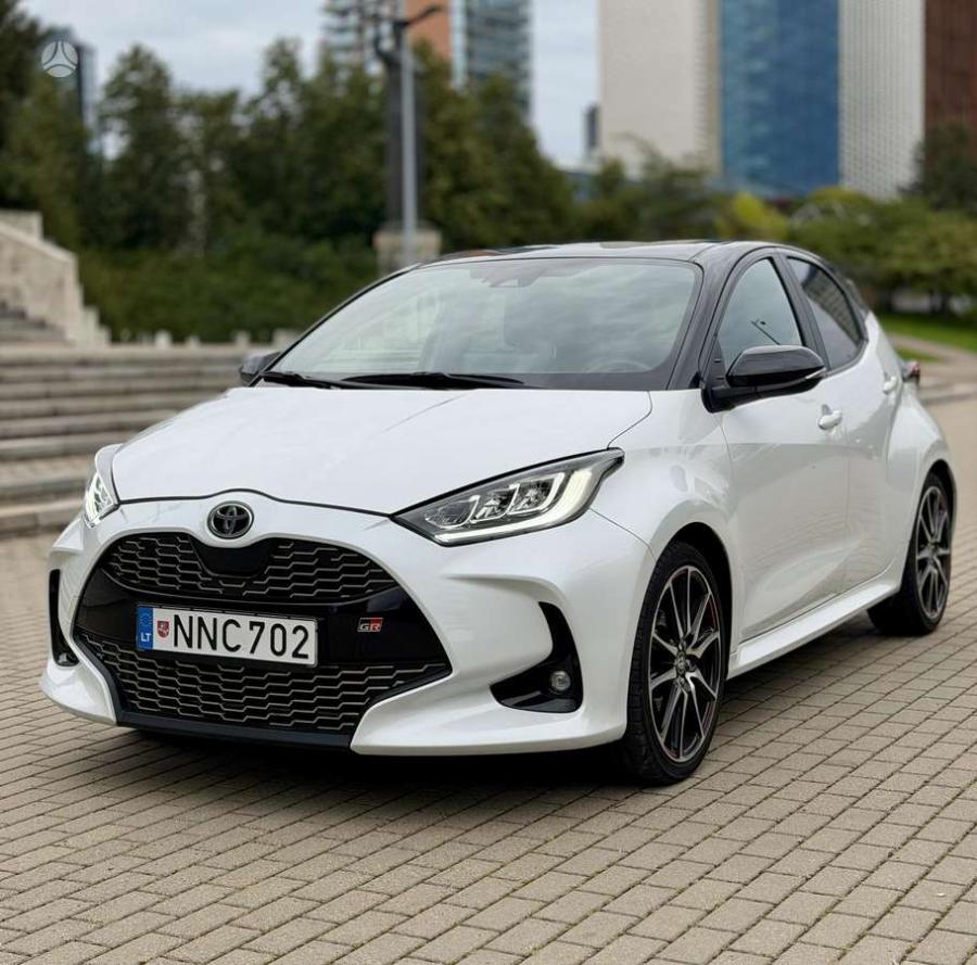 White Toyota Yaris 2023 in Vilnius, with an engine capacity of 1.49 L and mileage of 24 thousand km for 20900 €, photo 32 on AUTOMOTO.COM.LV