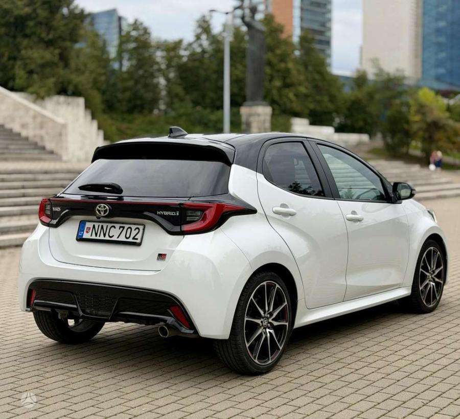 White Toyota Yaris 2023 in Vilnius, with an engine capacity of 1.49 L and mileage of 24 thousand km for 20900 €, photo 35 on AUTOMOTO.COM.LV