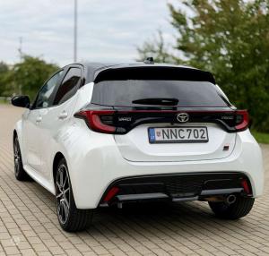 White Toyota Yaris 2023 in Vilnius, with an engine capacity of 1.49 L and mileage of 24 thousand km for 20900 €, photo 39 on AUTOMOTO.COM.LV