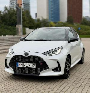 White Toyota Yaris 2023 in Vilnius, with an engine capacity of 1.49 L and mileage of 24 thousand km for 20900 €, photo 40 on AUTOMOTO.COM.LV