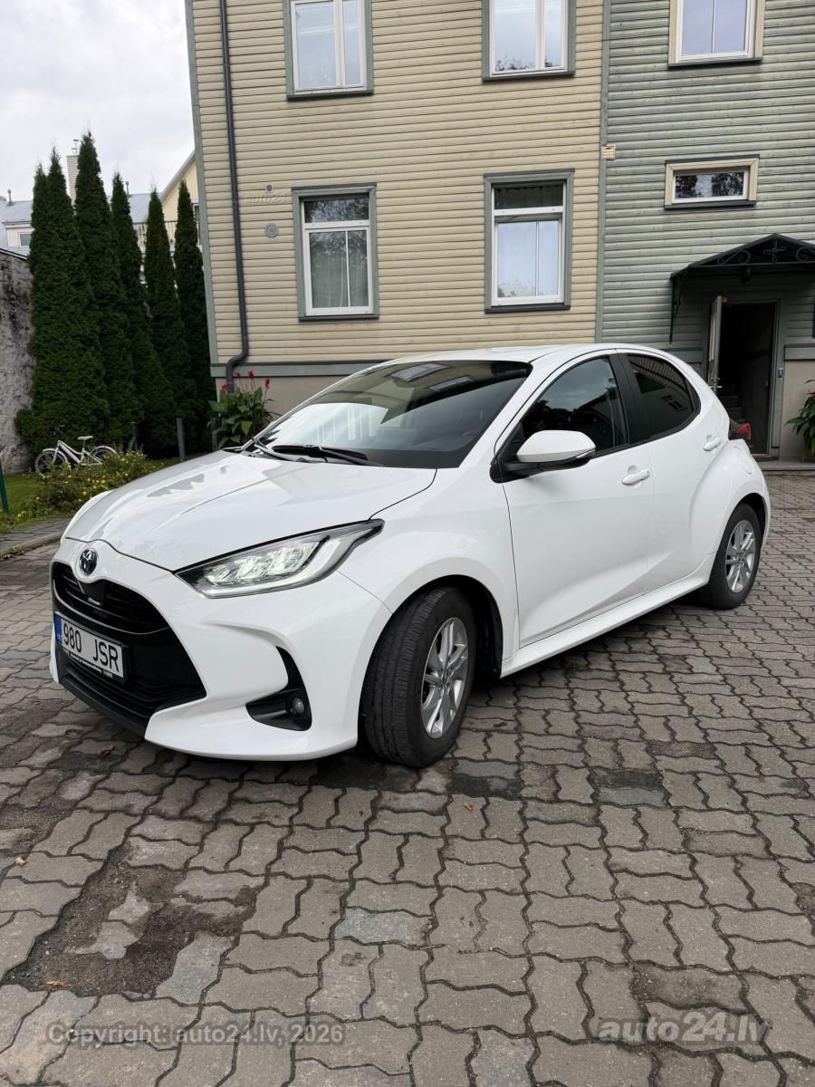 Balts Toyota Yaris 2023 Tallina, ar dzinēja tilpumu 1.50 L un nobraukumu 51 tūkst. km par 18800 €, foto 1 vietnē AUTOMOTO.COM.LV