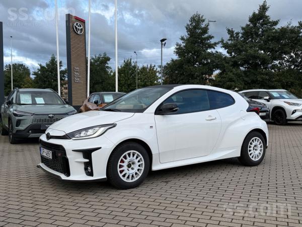 Toyota Yaris 2023 Liepāja vietnē Balts Toyota Yaris 2023 Liepāja, ar dzinēja tilpumu 1.60 L un nobraukumu 35 tūkst. km par 30900 €, foto 1 vietnē AUTOMOTO.COM.LV