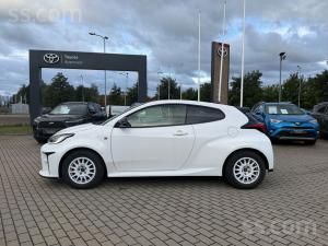 Balts Toyota Yaris 2023 Liepāja, ar dzinēja tilpumu 1.60 L un nobraukumu 35 tūkst. km par 30900 €, foto 3 vietnē AUTOMOTO.COM.LV