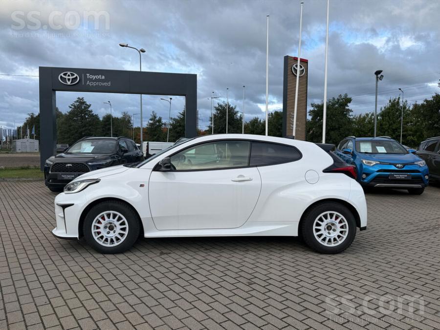 Balts Toyota Yaris 2023 Liepāja, ar dzinēja tilpumu 1.60 L un nobraukumu 35 tūkst. km par 30900 €, foto 3 vietnē AUTOMOTO.COM.LV