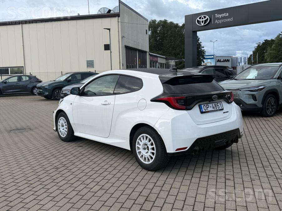 Balts Toyota Yaris 2023 Liepāja, ar dzinēja tilpumu 1.60 L un nobraukumu 35 tūkst. km par 30900 €, foto 4 vietnē AUTOMOTO.COM.LV