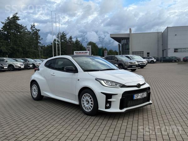 Toyota Yaris 2023 Liepāja vietnē Balts Toyota Yaris 2023 Liepāja, ar dzinēja tilpumu 1.60 L un nobraukumu 35 tūkst. km par 30900 €, foto 5 vietnē AUTOMOTO.COM.LV