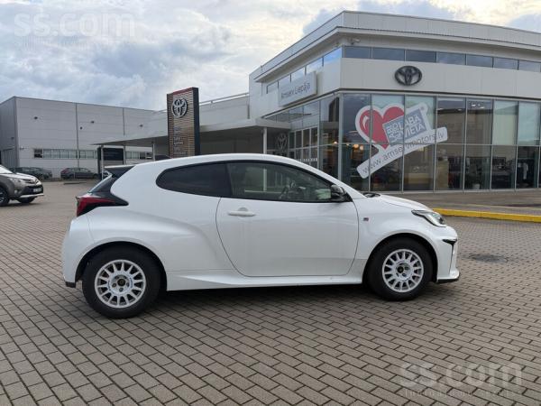 Toyota Yaris 2023 Liepāja vietnē Balts Toyota Yaris 2023 Liepāja, ar dzinēja tilpumu 1.60 L un nobraukumu 35 tūkst. km par 30900 €, foto 6 vietnē AUTOMOTO.COM.LV