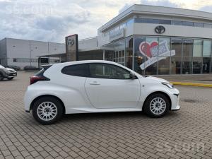 Balts Toyota Yaris 2023 Liepāja, ar dzinēja tilpumu 1.60 L un nobraukumu 35 tūkst. km par 30900 €, foto 6 vietnē AUTOMOTO.COM.LV