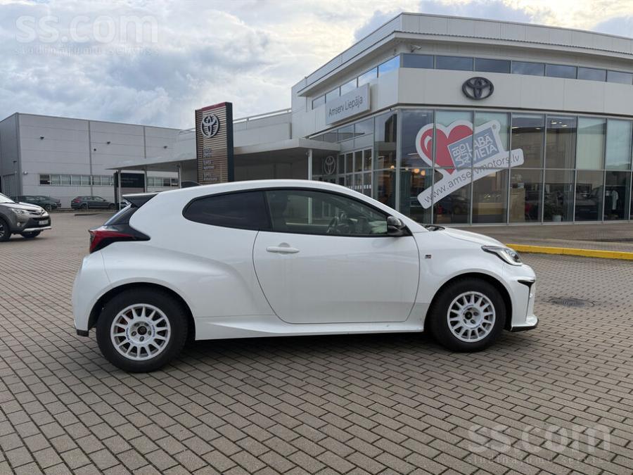 Balts Toyota Yaris 2023 Liepāja, ar dzinēja tilpumu 1.60 L un nobraukumu 35 tūkst. km par 30900 €, foto 6 vietnē AUTOMOTO.COM.LV