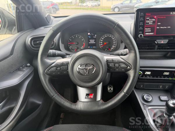 Toyota Yaris 2023 Liepāja vietnē Balts Toyota Yaris 2023 Liepāja, ar dzinēja tilpumu 1.60 L un nobraukumu 35 tūkst. km par 30900 €, foto 10 vietnē AUTOMOTO.COM.LV