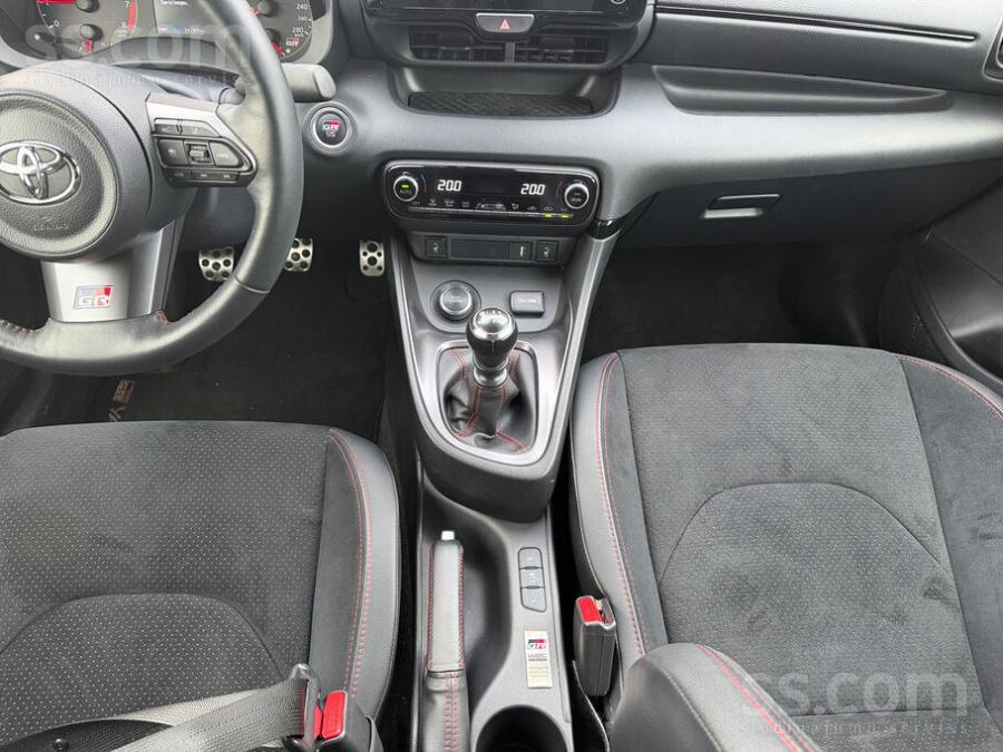 Balts Toyota Yaris 2023 Liepāja, ar dzinēja tilpumu 1.60 L un nobraukumu 35 tūkst. km par 30900 €, foto 12 vietnē AUTOMOTO.COM.LV