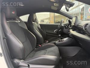 Balts Toyota Yaris 2023 Liepāja, ar dzinēja tilpumu 1.60 L un nobraukumu 35 tūkst. km par 30900 €, foto 13 vietnē AUTOMOTO.COM.LV